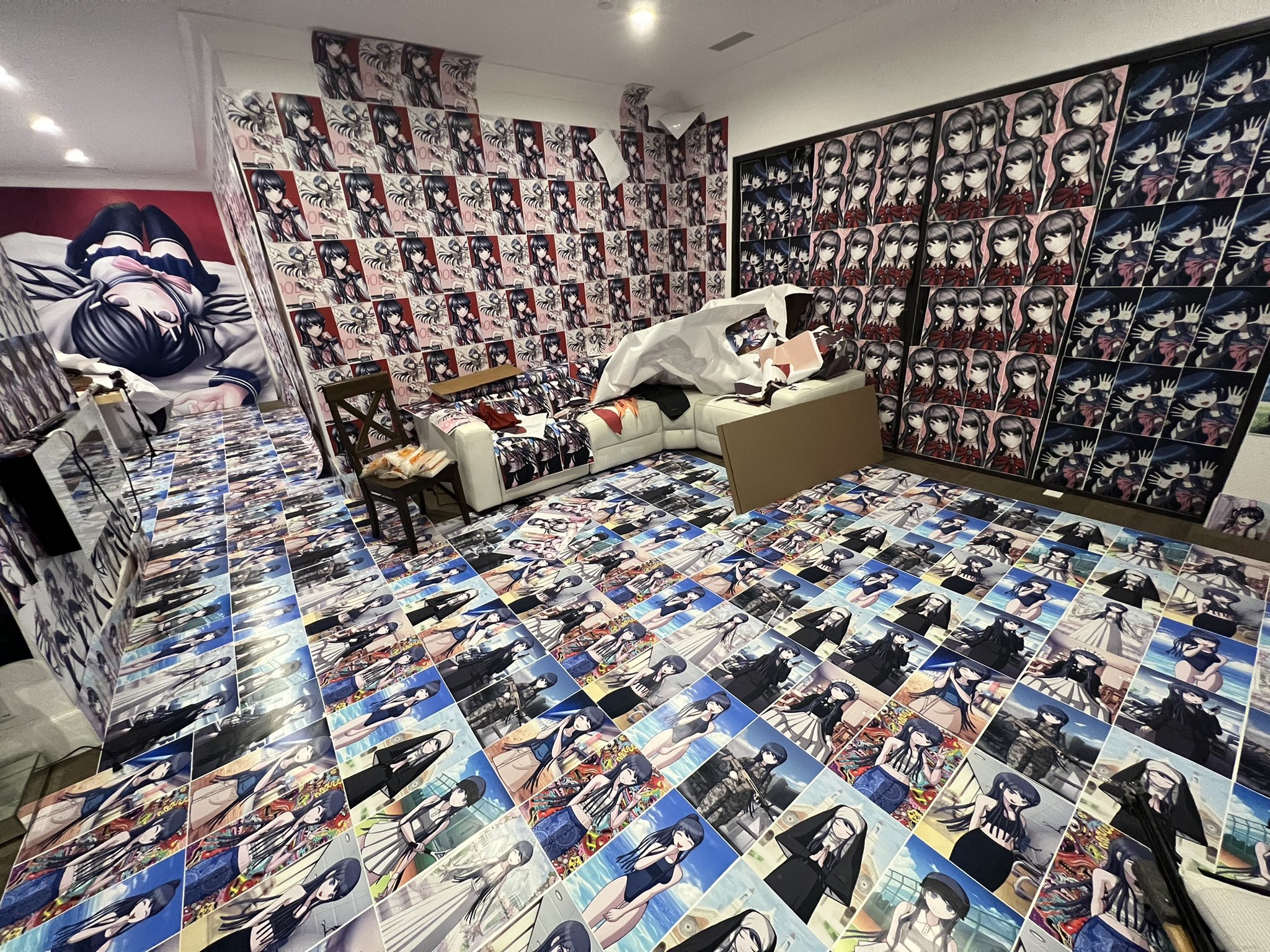 Waifu giganti in giardino? Un artista americano ha realizzato questo ...