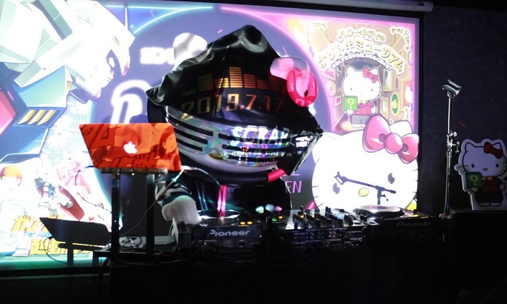 Gundam e Hello Kitty si sfidano alla consolle come dj! | AnimeClick